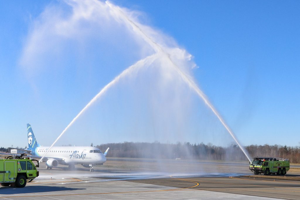 KPAE_First_Commercial_PAX_flight_ERJ175LR_katie_bailey_1 | AirlineGeeks.com