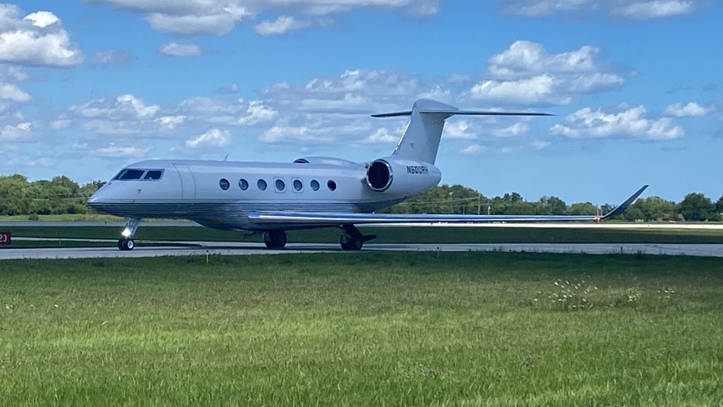 Bombardier Challenger KUGN | AirlineGeeks.com