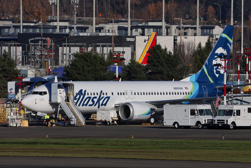 First Look: Alaska’s 737 MAX 8 Rolls off Production Line | AirlineGeeks.com