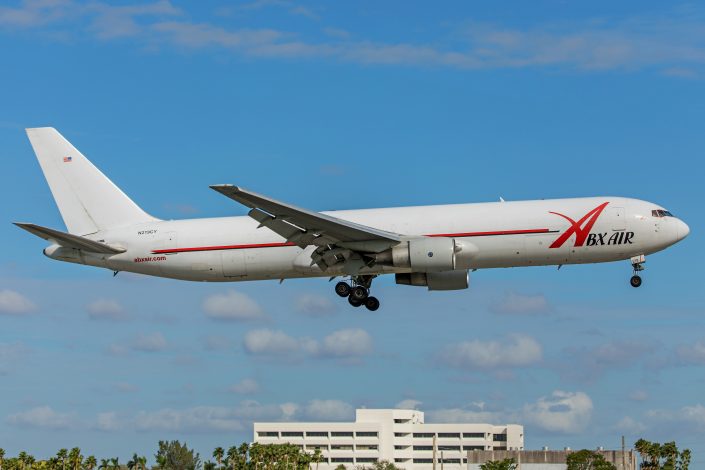 Which U.S. Airlines Are Hiring Pilots? [April 2025] | AirlineGeeks.com