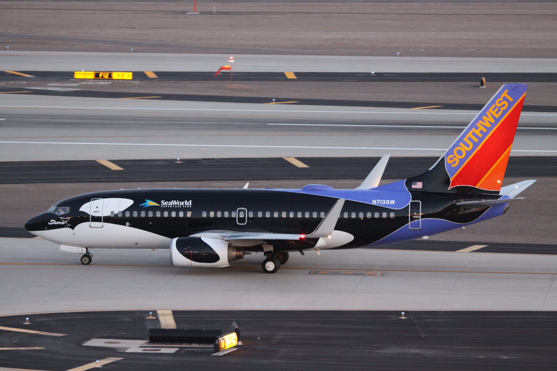 N713SW_Boeing_737_Southwest_In_Shamu_Colours_(8911446228 ...