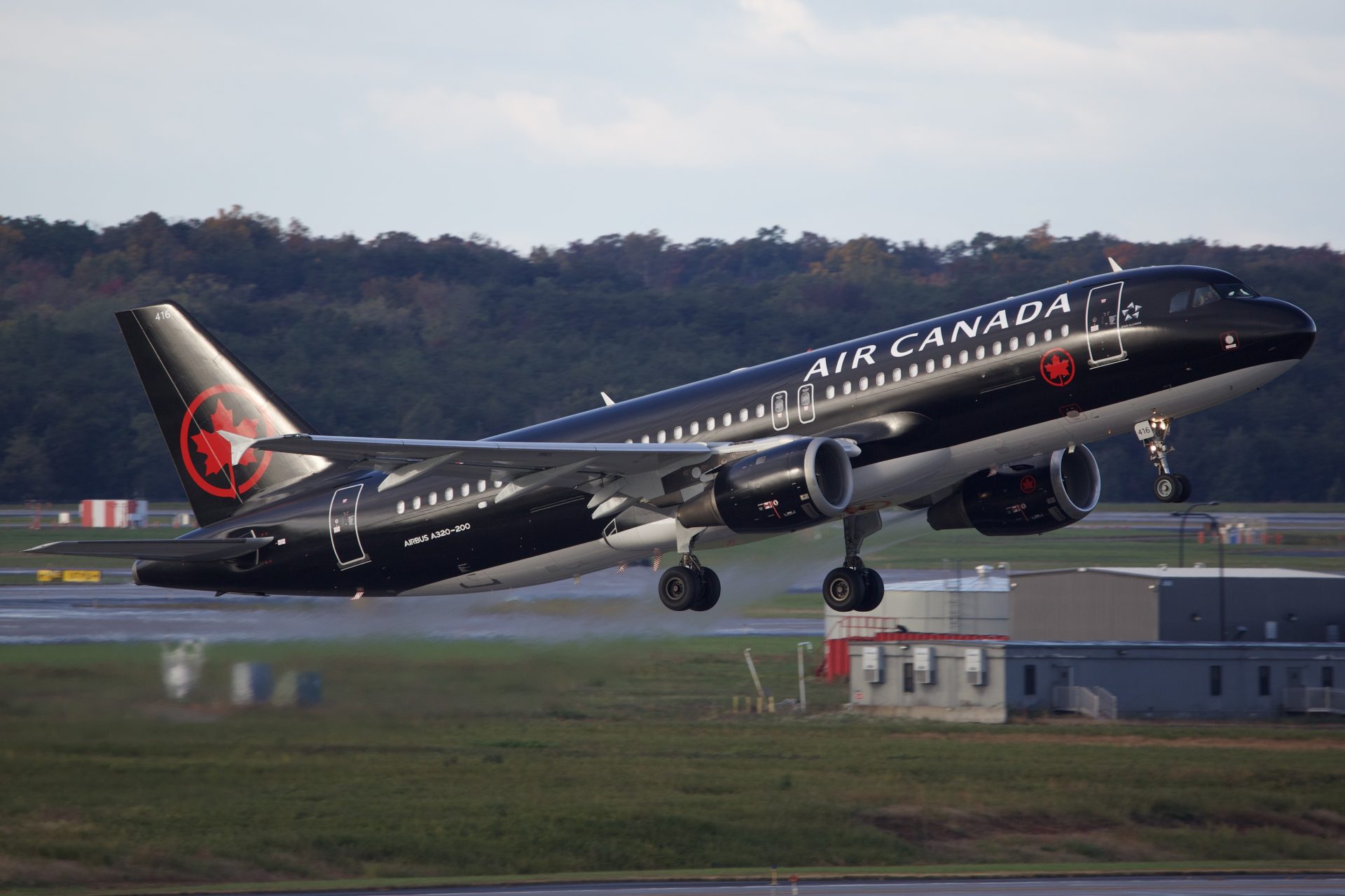 Air CanadaJetz_320_KIAD_Noah Escobar | AirlineGeeks.com